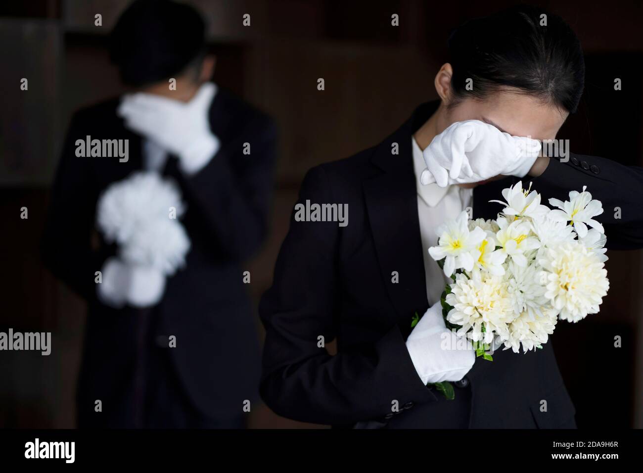 Grieving bereaved crying at funeral Stock Photo - Alamy
