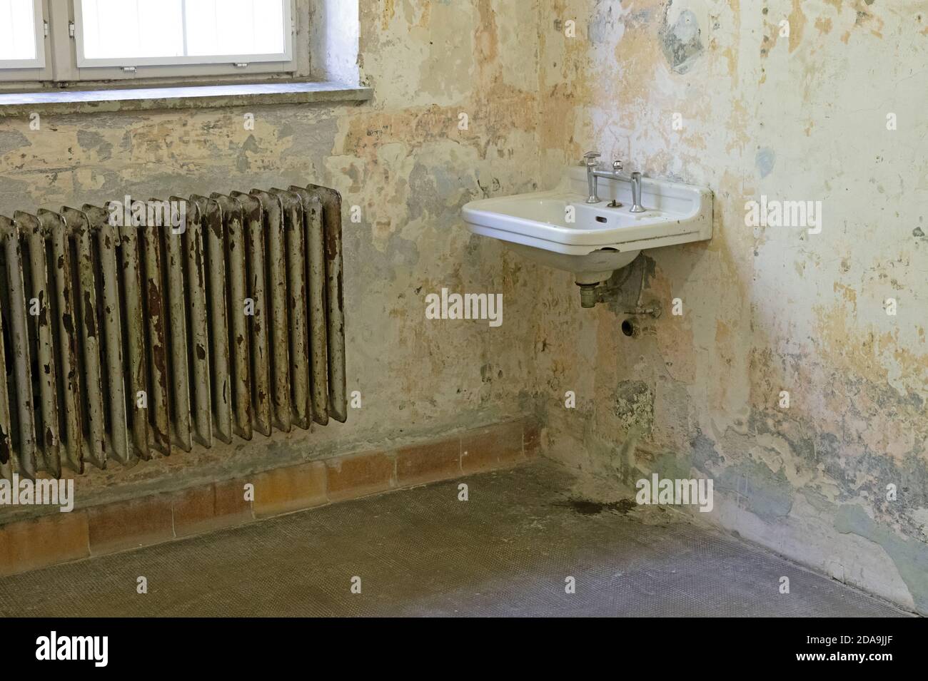 Old radiator and sink in an empty historic home, bathroom Stock Photo ...