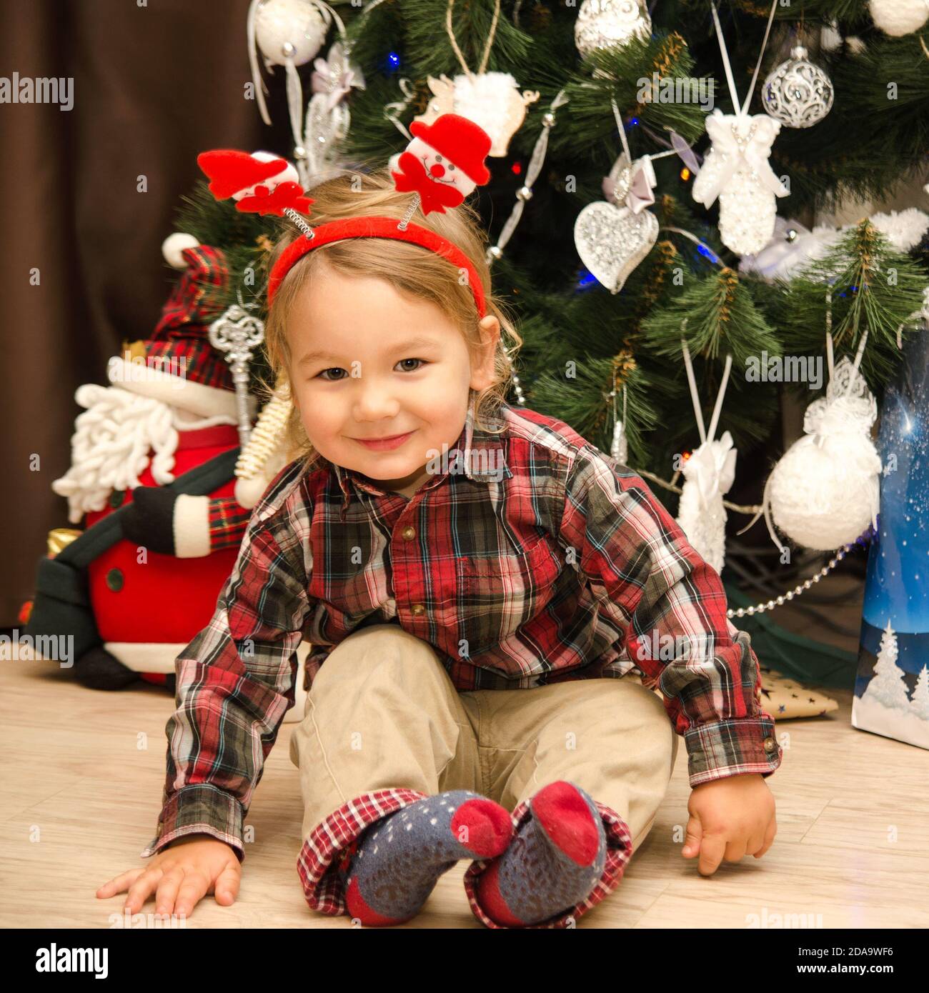 Boy sitting under tree hi-res stock photography and images - Alamy