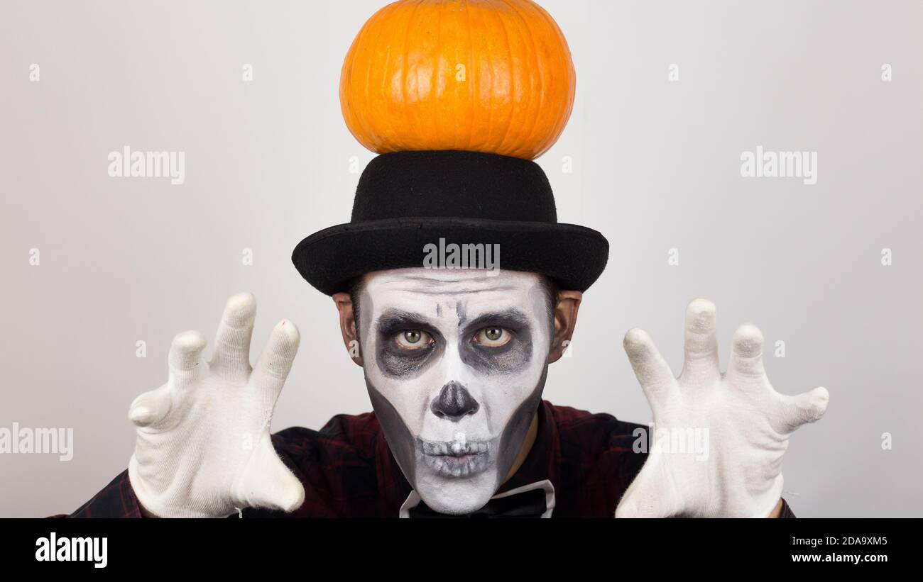 Screaming skeleton hi-res stock photography and images - Alamy