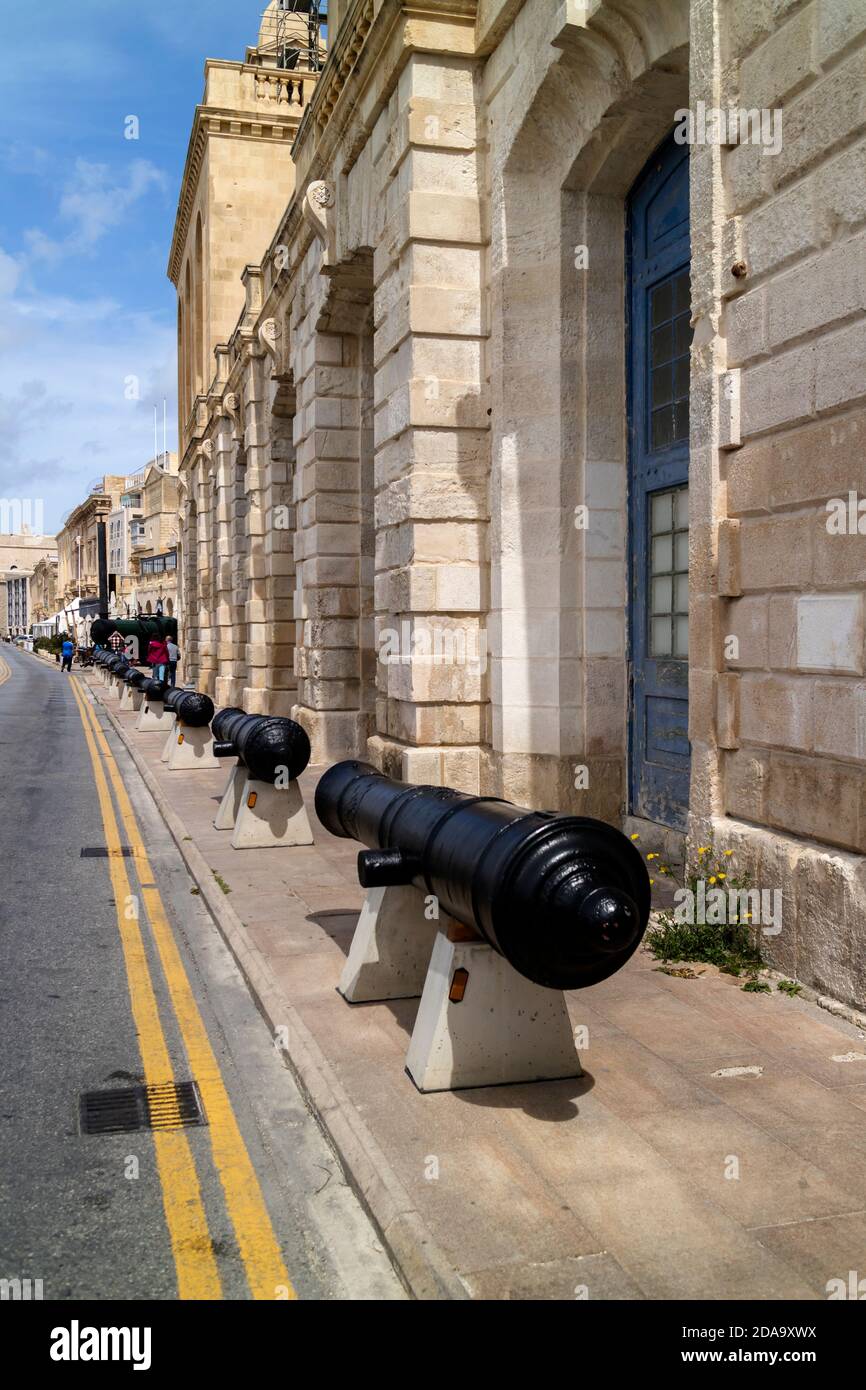 Row cannons artillery hi-res stock photography and images - Alamy