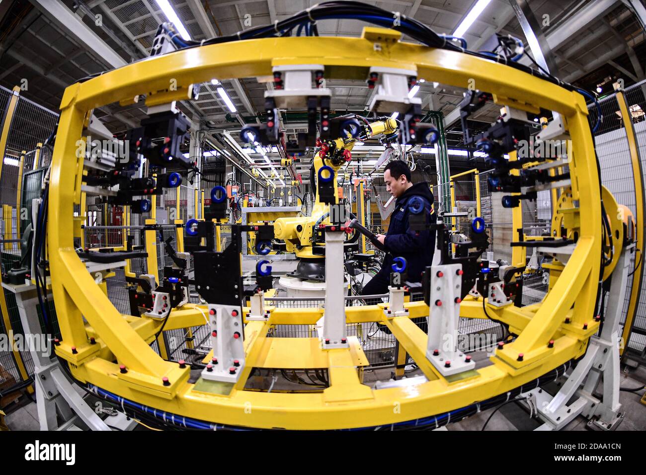 China robots workers hi-res stock photography and images - Alamy