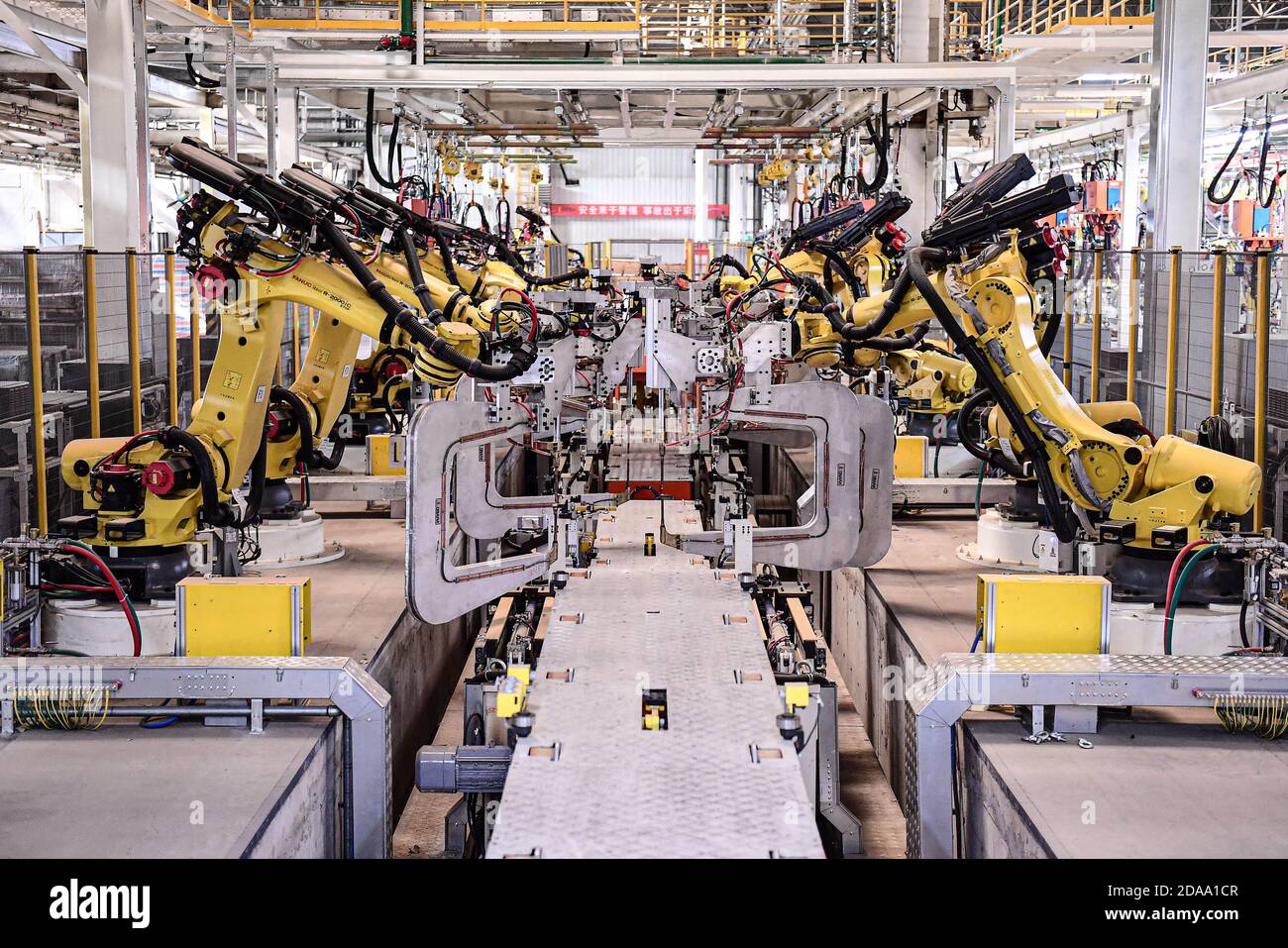 China robots workers hi-res stock photography and images - Alamy
