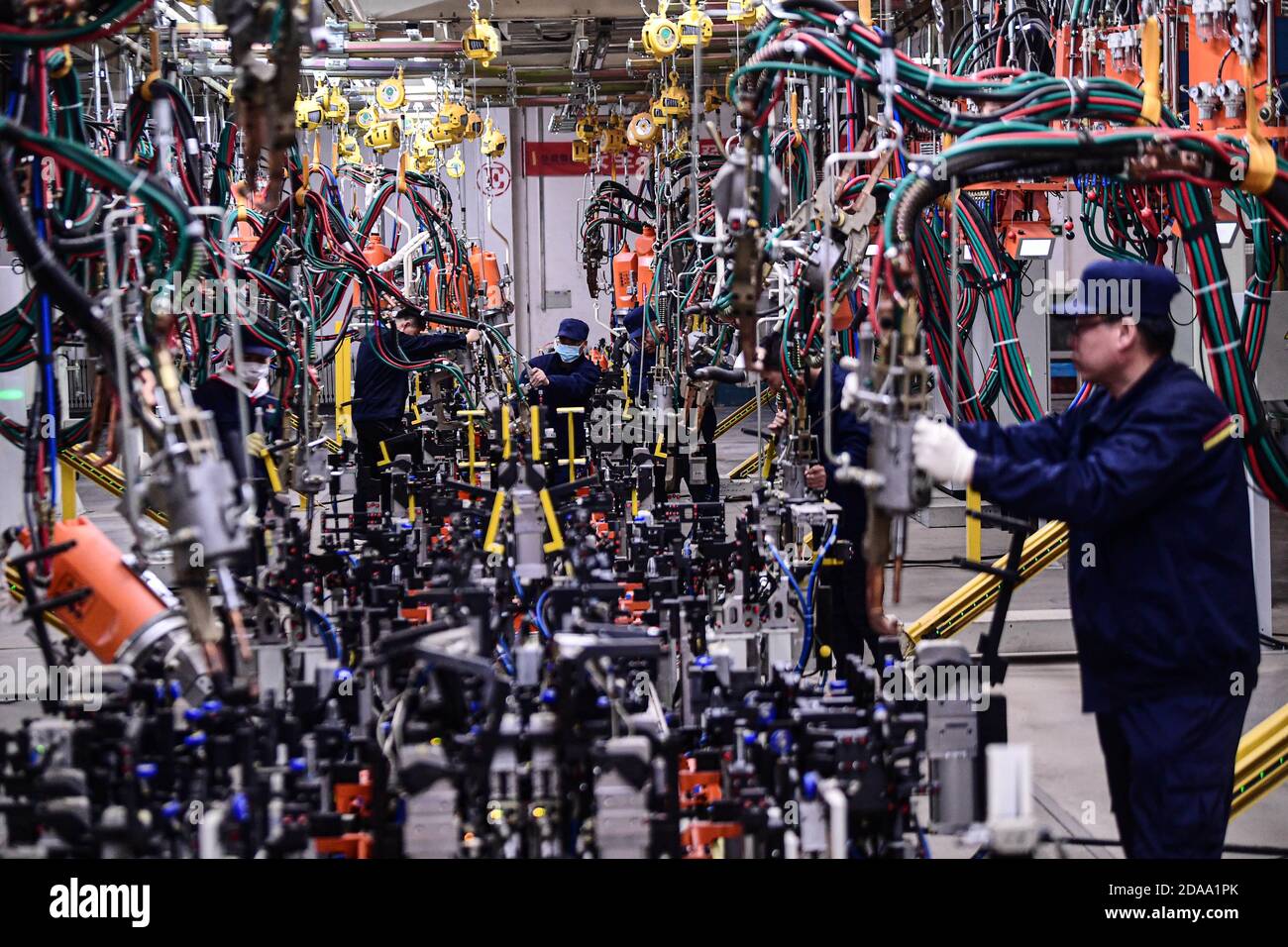 China robots workers hi-res stock photography and images - Alamy