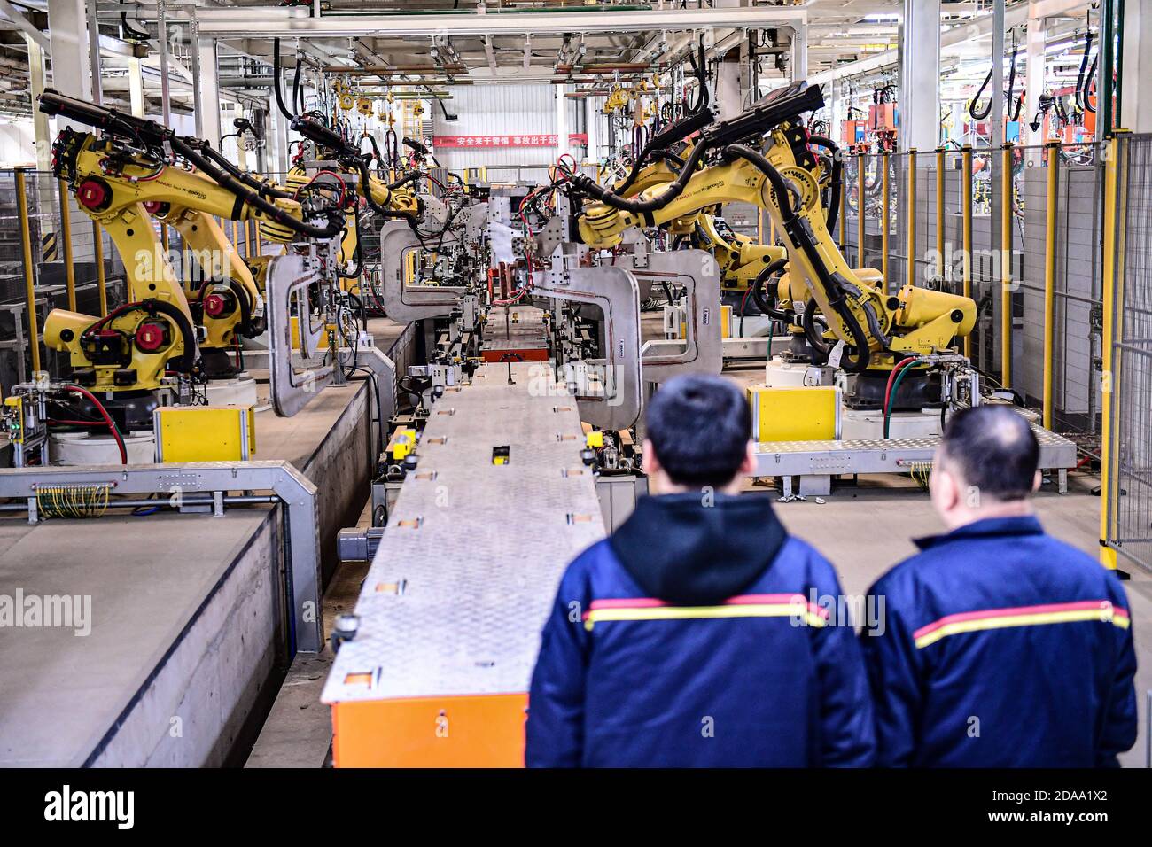 China robots workers hi-res stock photography and images - Alamy