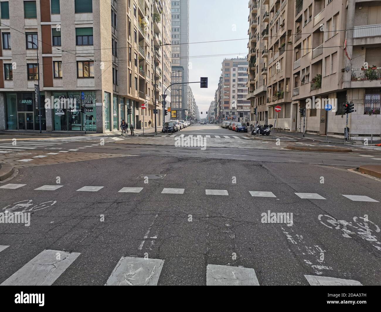 Sidewalk scene milan italy hi-res stock photography and images - Alamy