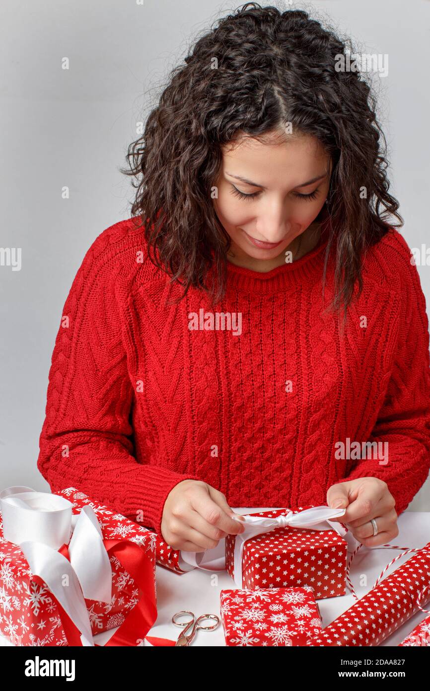 Dark red bow tie hi-res stock photography and images - Alamy