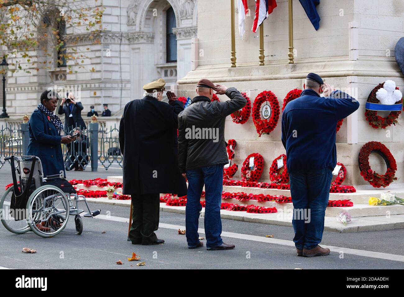 Remembrance day uk salute hi-res stock photography and images - Alamy