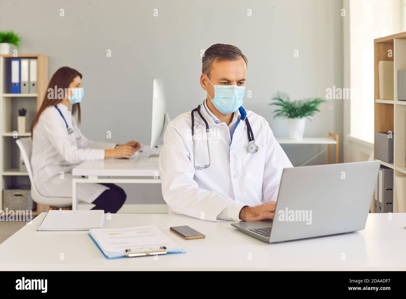 Hospital workers masks hi-res stock photography and images - Alamy