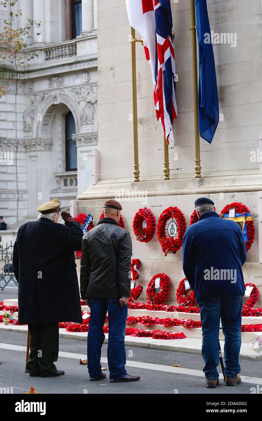 Cenotaph remembrance day hi-res stock photography and images - Alamy