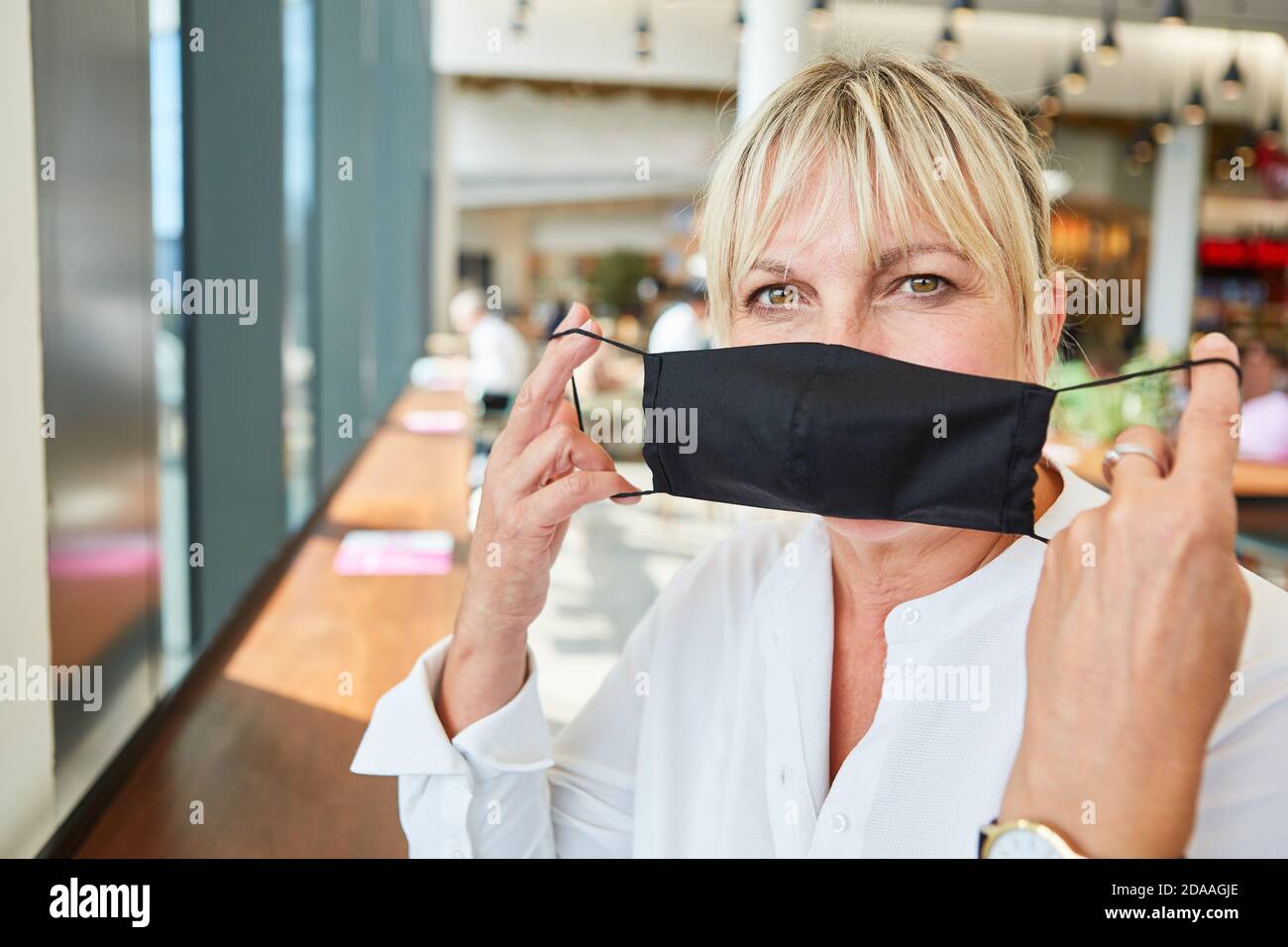 Putting on mask restaurant hi-res stock photography and images - Alamy