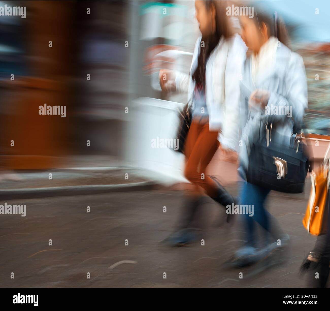 People hurrying hi-res stock photography and images - Alamy