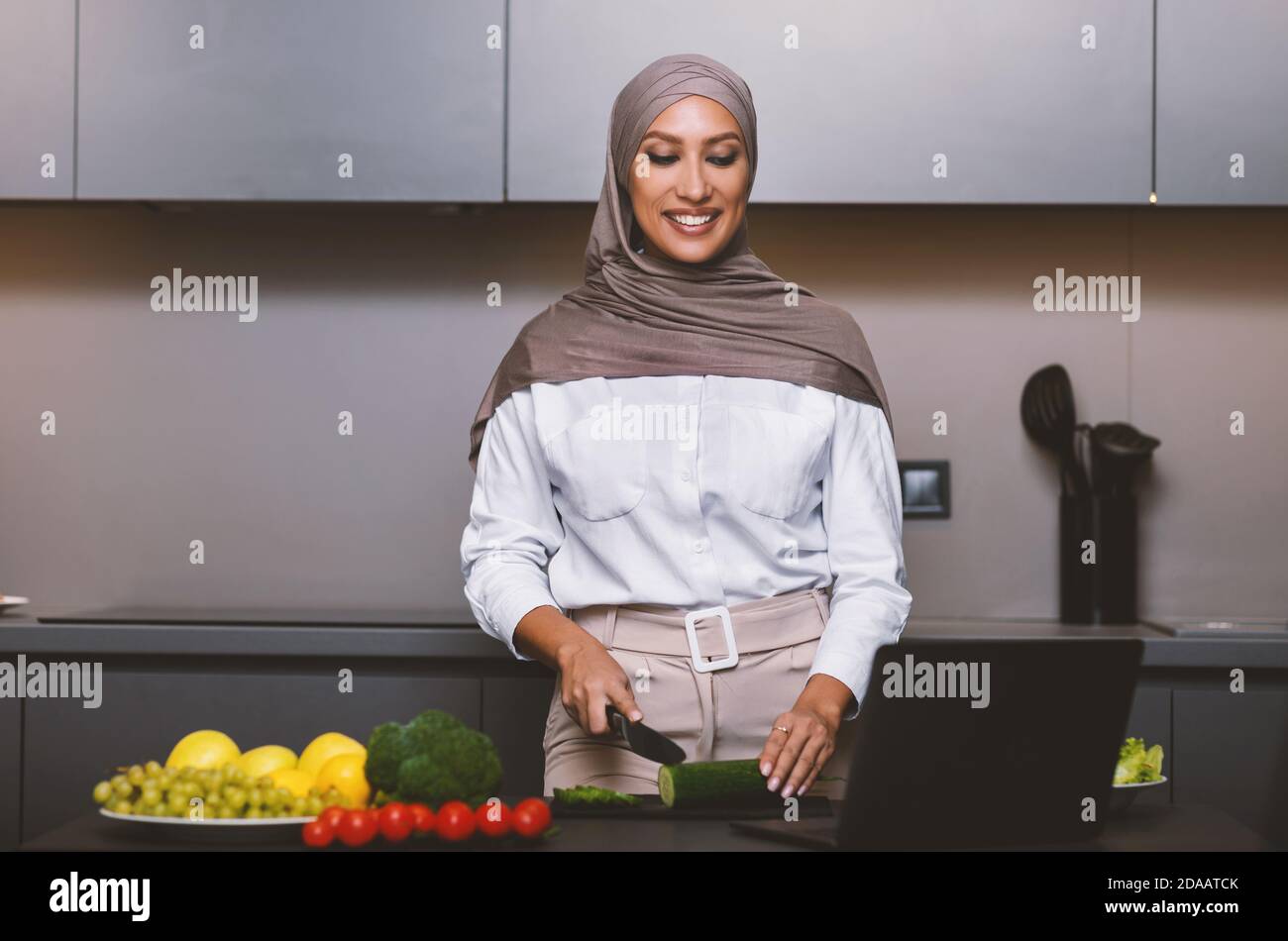 Muslim cook hi-res stock photography and images - Alamy