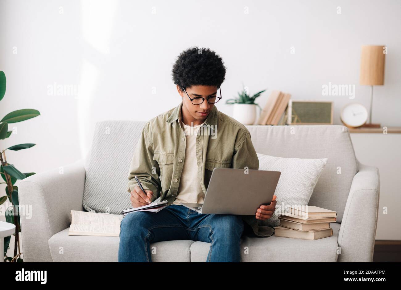 Teenager project laptop at home hi-res stock photography and images - Alamy