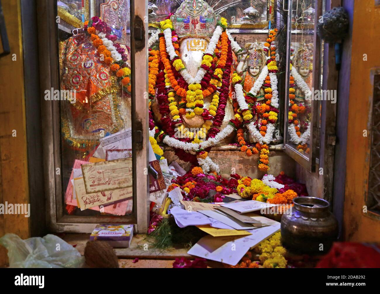 Lord ganesha statue flower garland hi-res stock photography and images ...