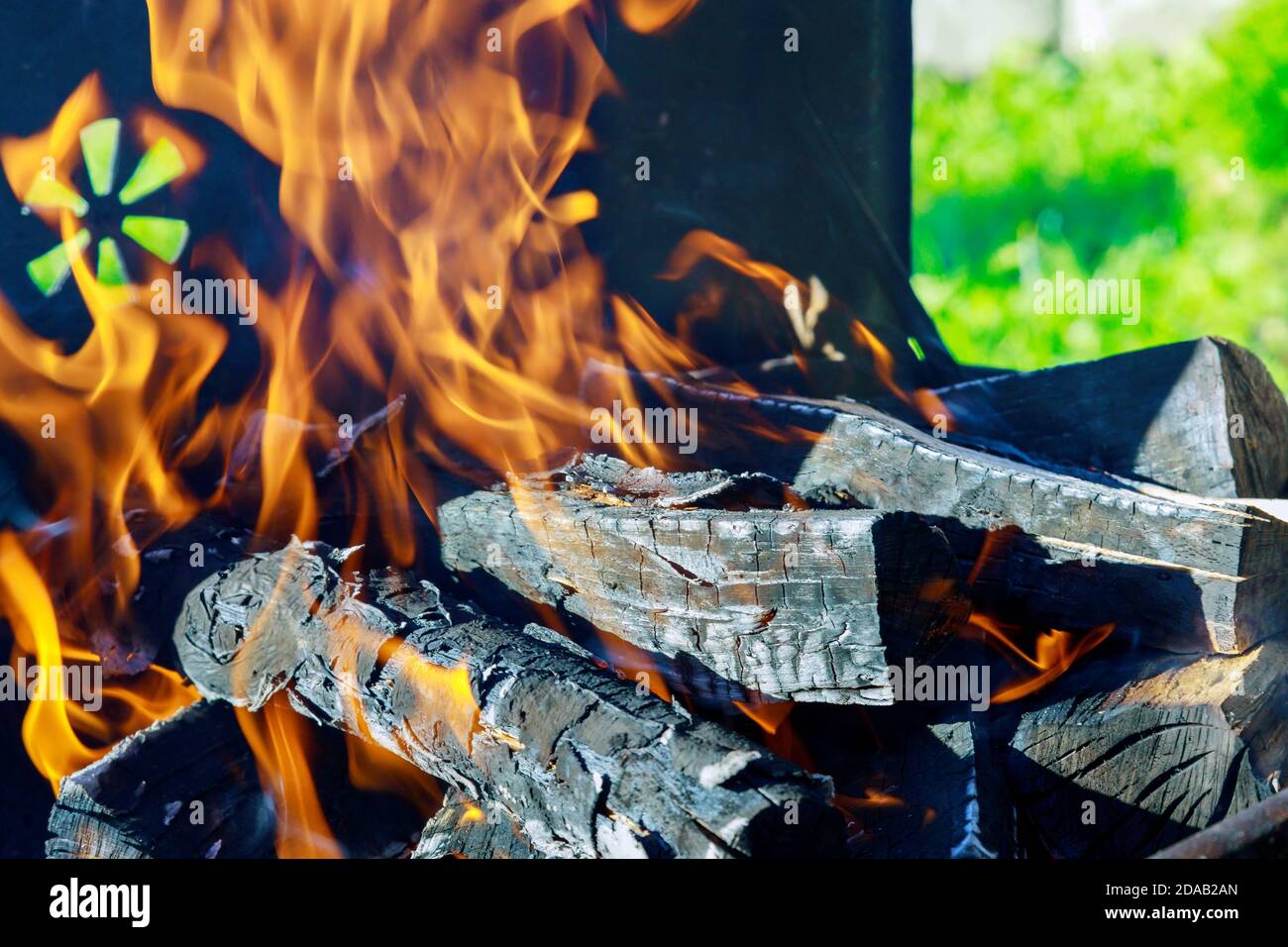Bright fire in barbecue grill hi-res stock photography and images - Alamy