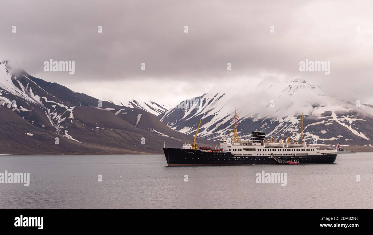 Svalbard longyearbyen mountains hi-res stock photography and images - Alamy