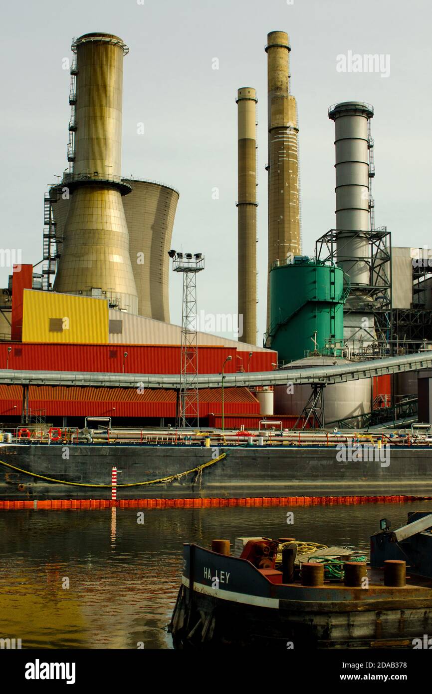 Industrial shipping dock hi-res stock photography and images - Alamy