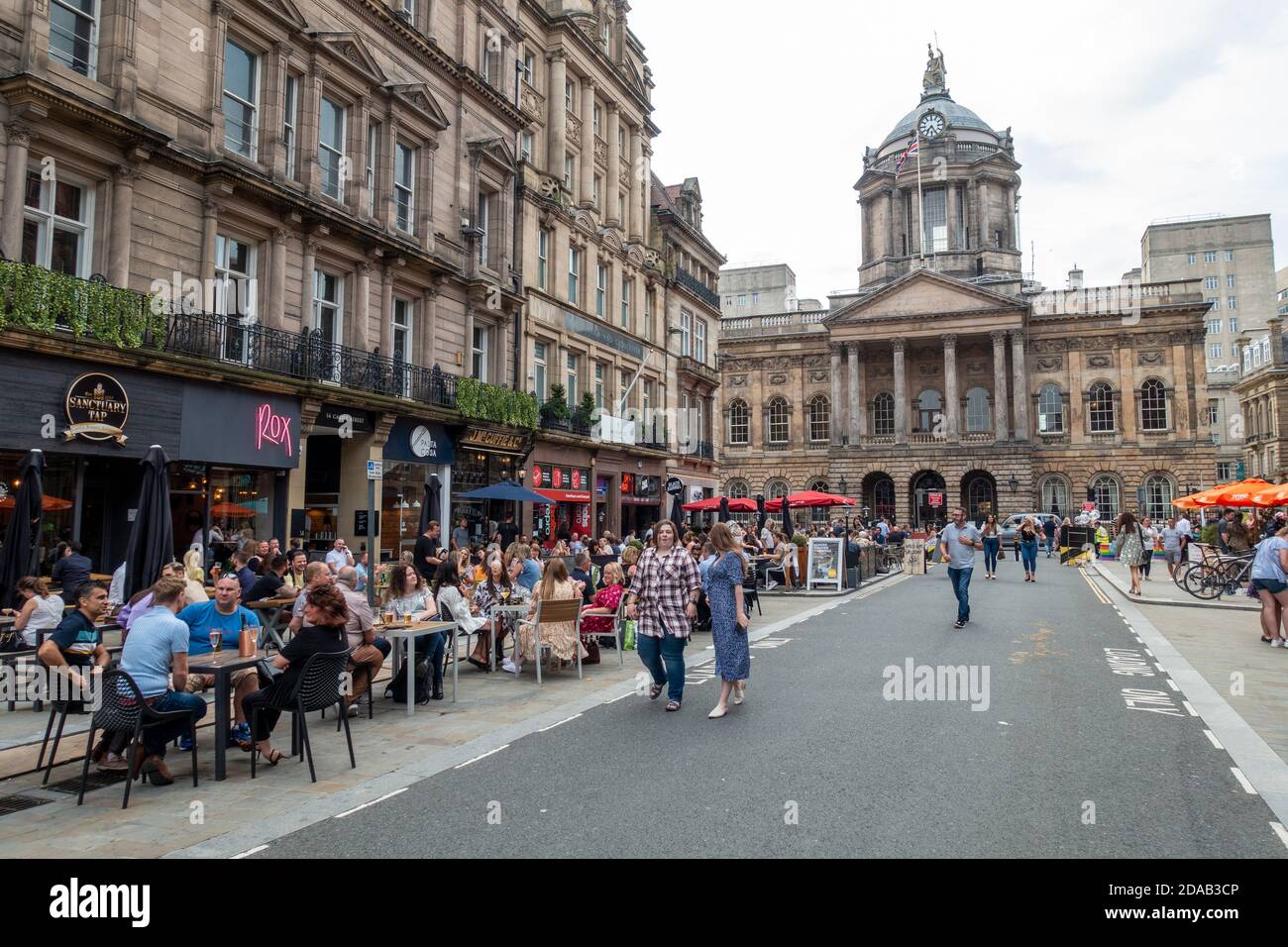 Outdoor cafes and bars on Castle Street with Liverpool Town Hall in ...