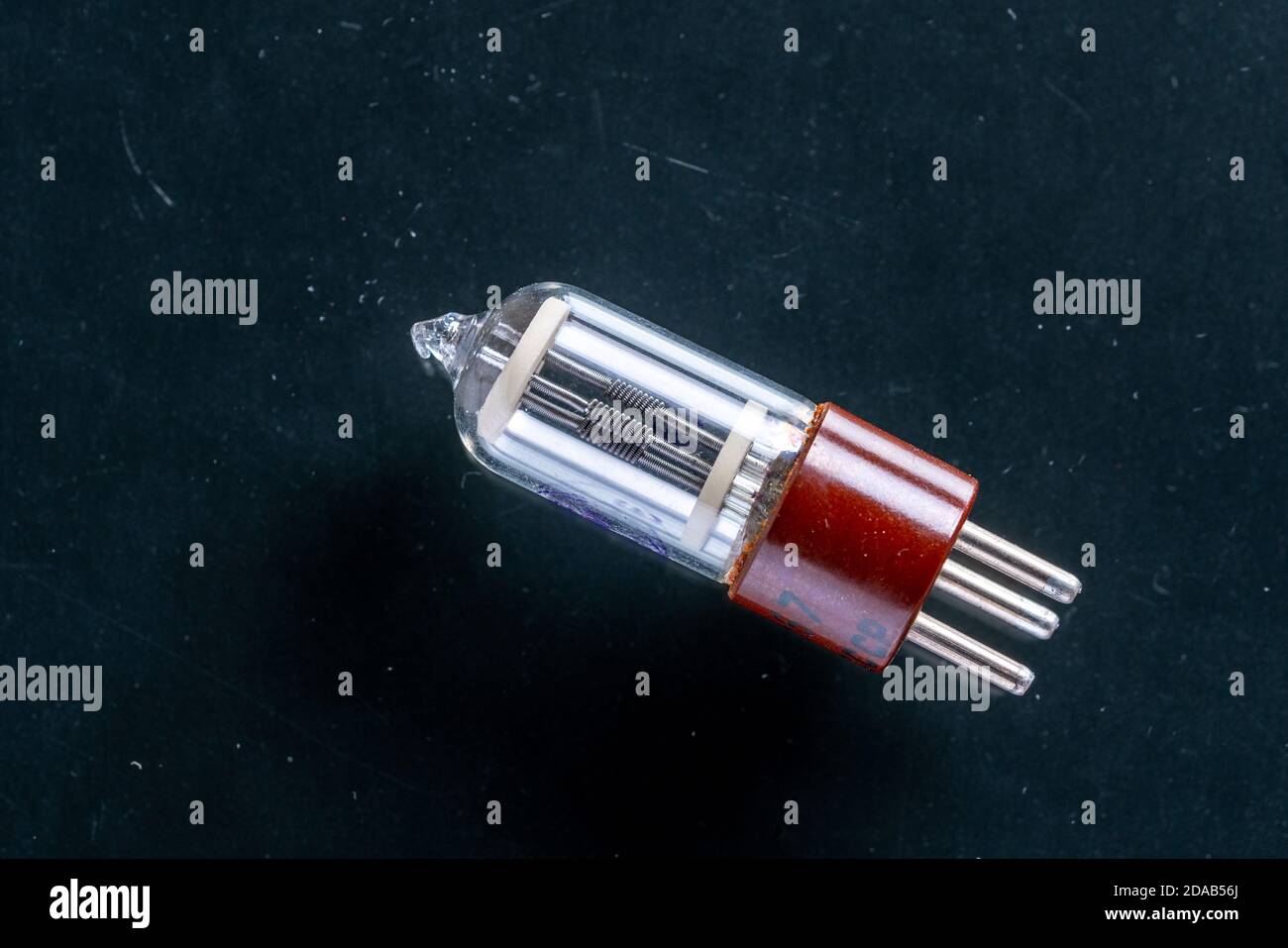 Vintage vacuum tube radio hi-res stock photography and images - Alamy