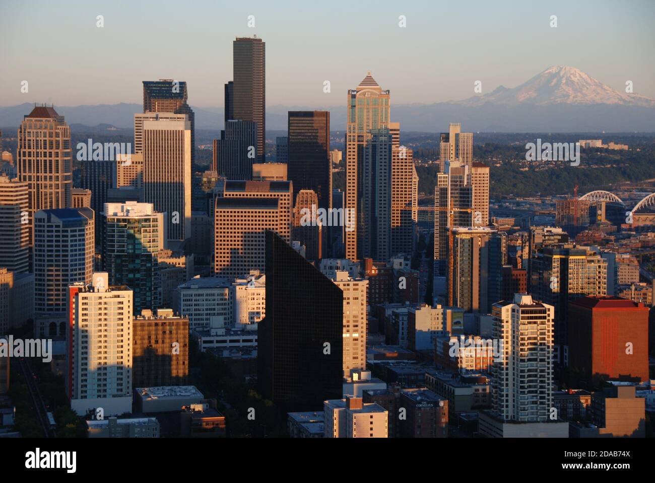 Seattle mount rainier space needle hi-res stock photography and images ...