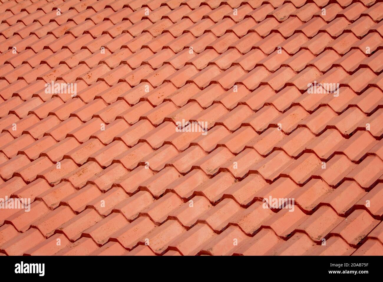 Overlapping roof tiles hi-res stock photography and images - Alamy