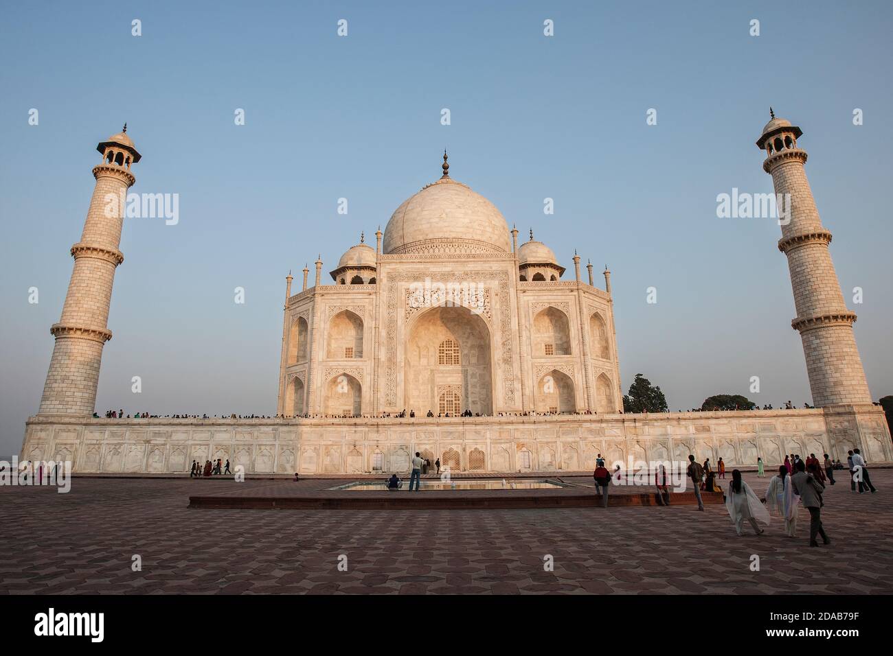 The main gateway to the taj mahal building entrance hi-res stock ...