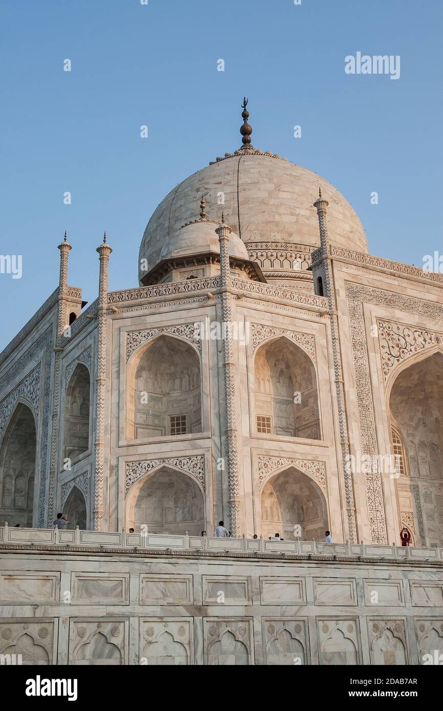 The main gateway to the taj mahal building entrance hi-res stock ...