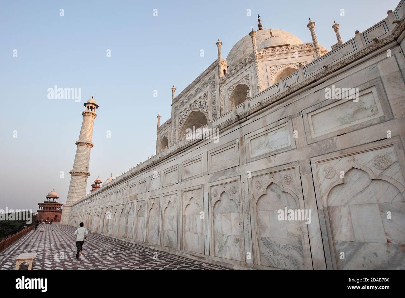 The main gateway to the taj mahal building entrance hi-res stock ...