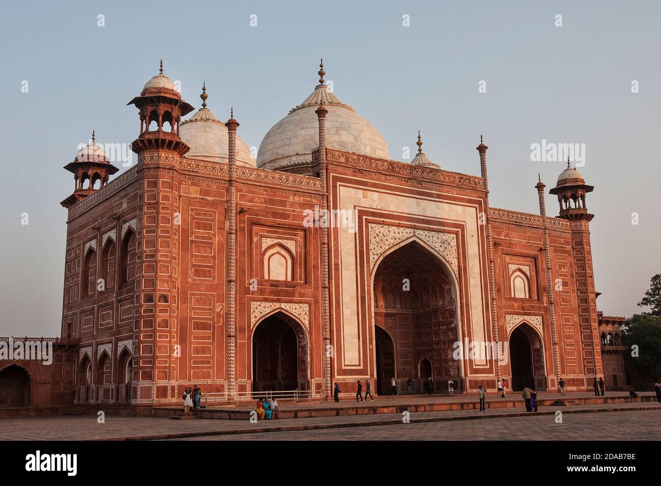 The main gateway to the taj mahal building entrance hi-res stock ...