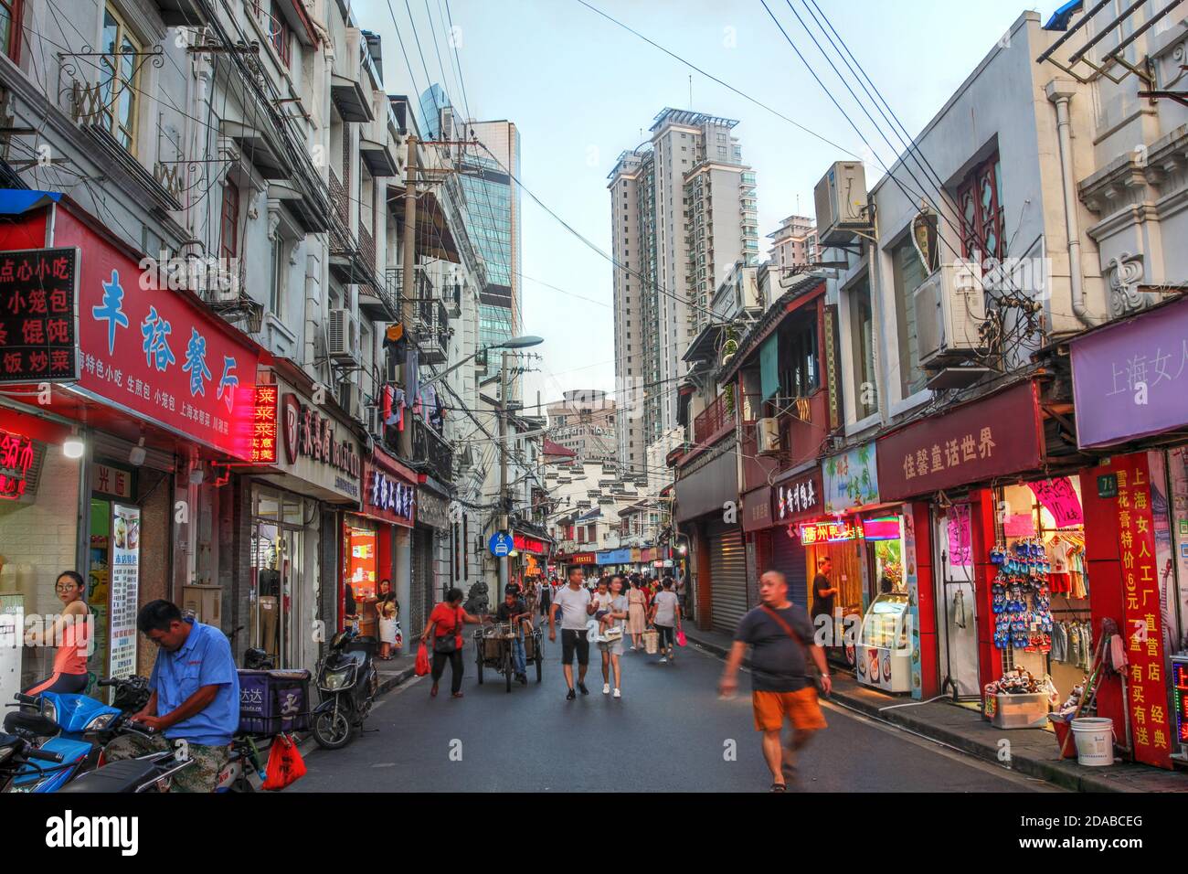 Shanghai busy street 2019 hi-res stock photography and images - Alamy