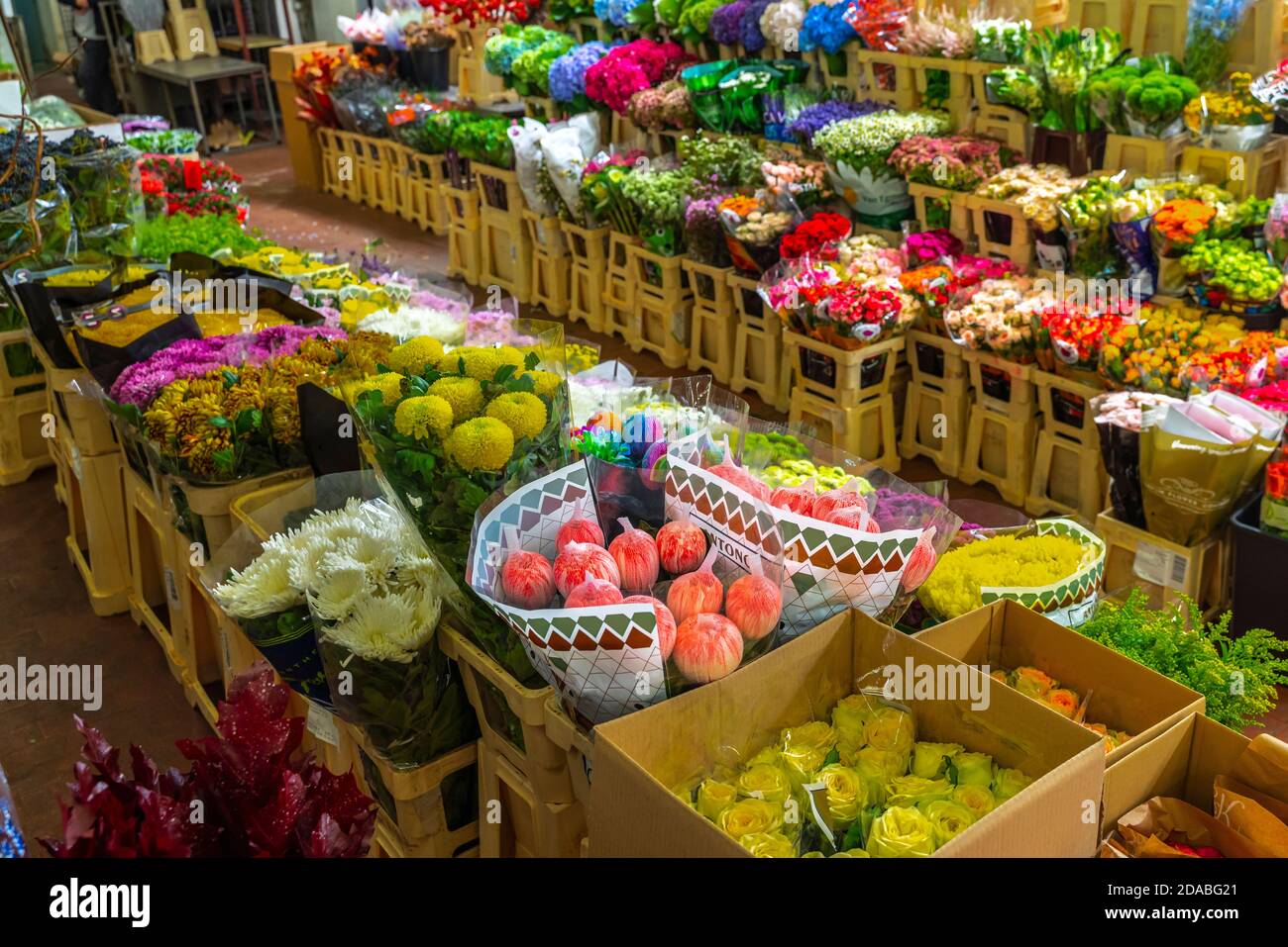 Fresh flowers for sale at a Italian flower market in Rome. Rome, Lazio ...