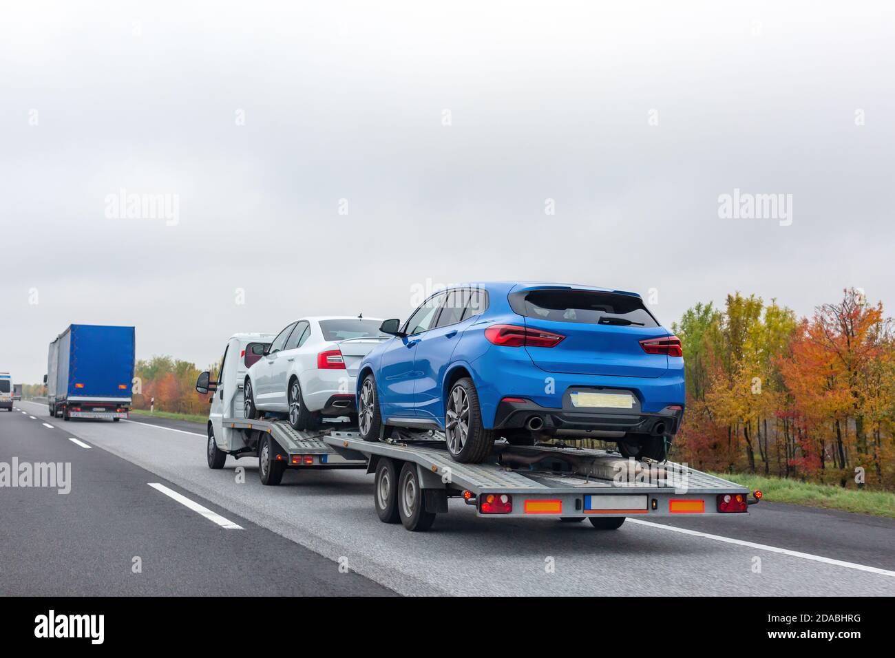 Truck carrying cars hi-res stock photography and images - Alamy