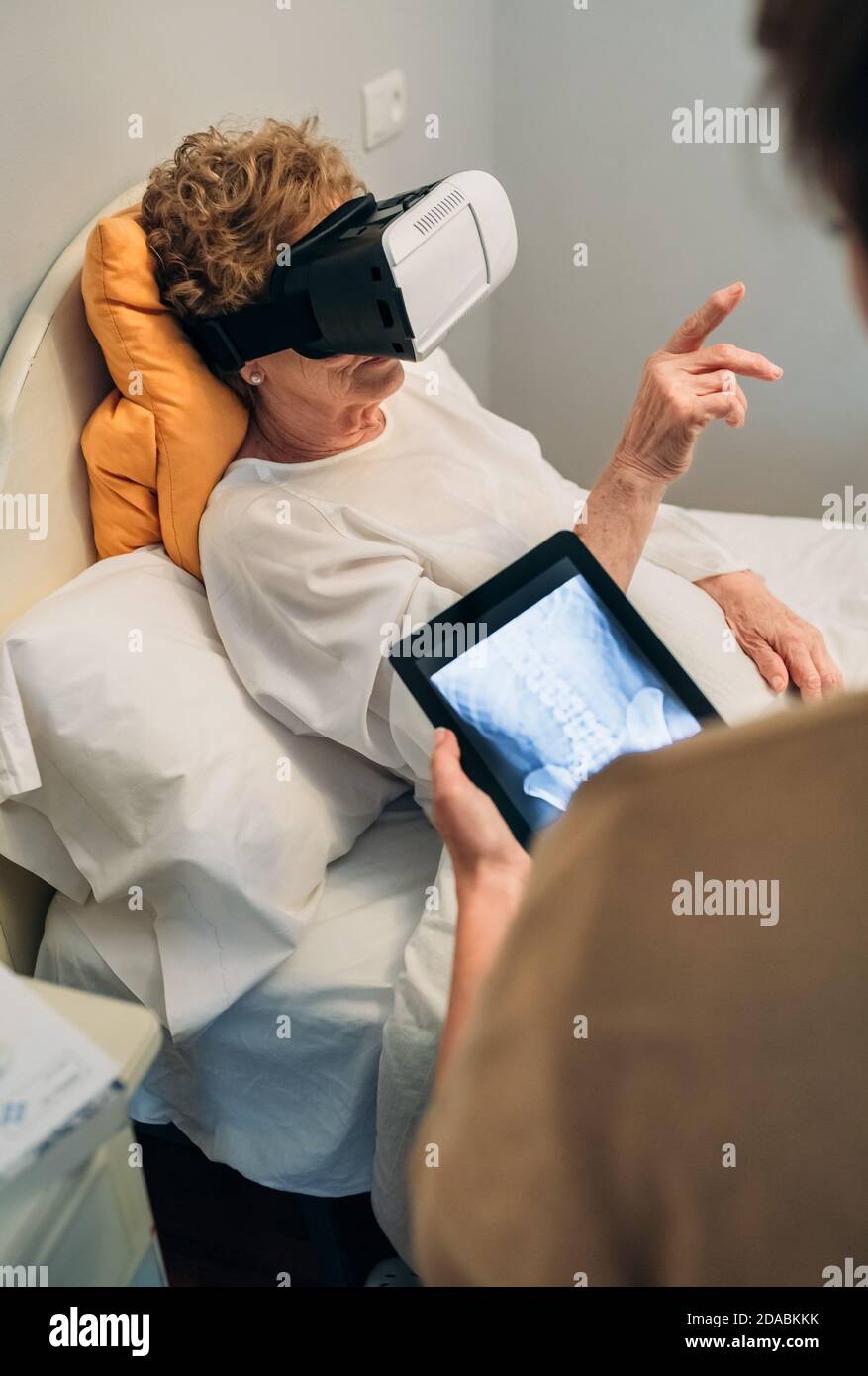 Older patient using virtual reality glasses Stock Photo - Alamy