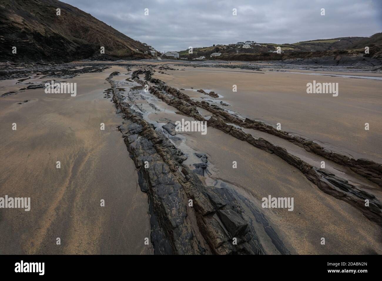 Fractured shale beds hi-res stock photography and images - Alamy