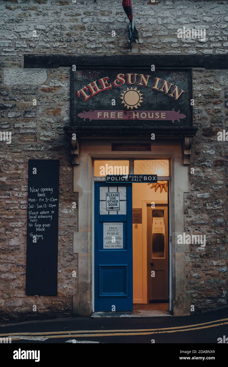 Angle inn public house hi-res stock photography and images - Alamy