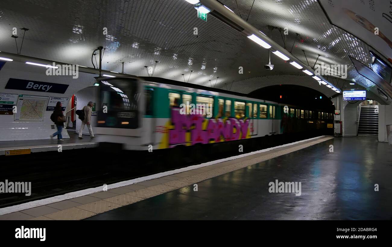 Subway map paris hi-res stock photography and images - Alamy