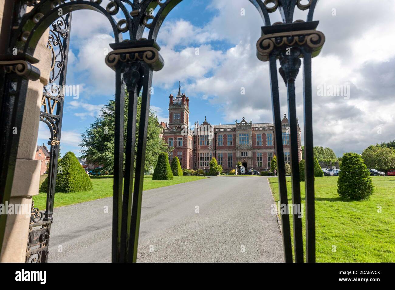 Mansion gates hi-res stock photography and images - Alamy
