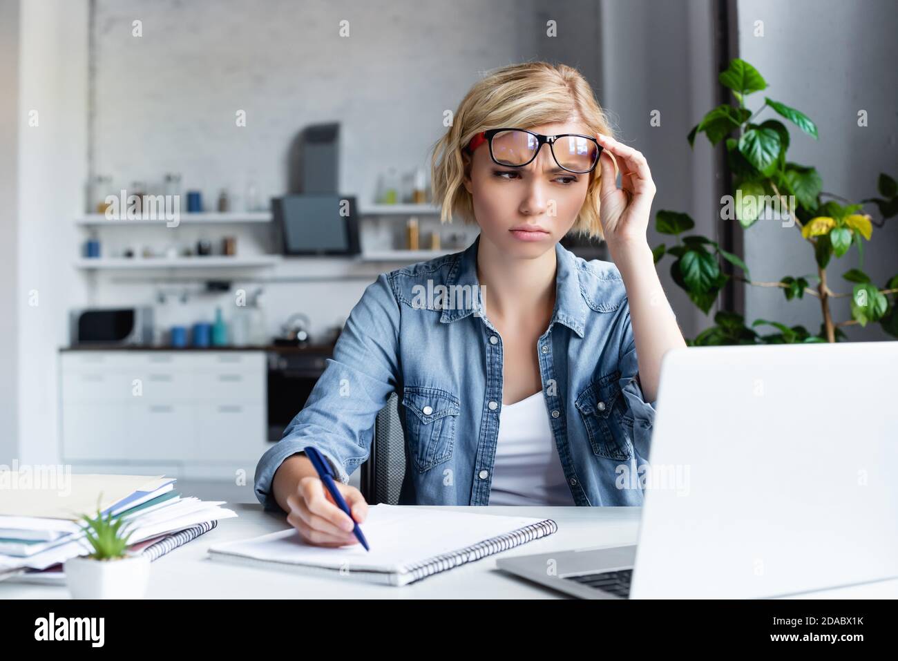 Confused woman student in hi-res stock photography and images - Alamy