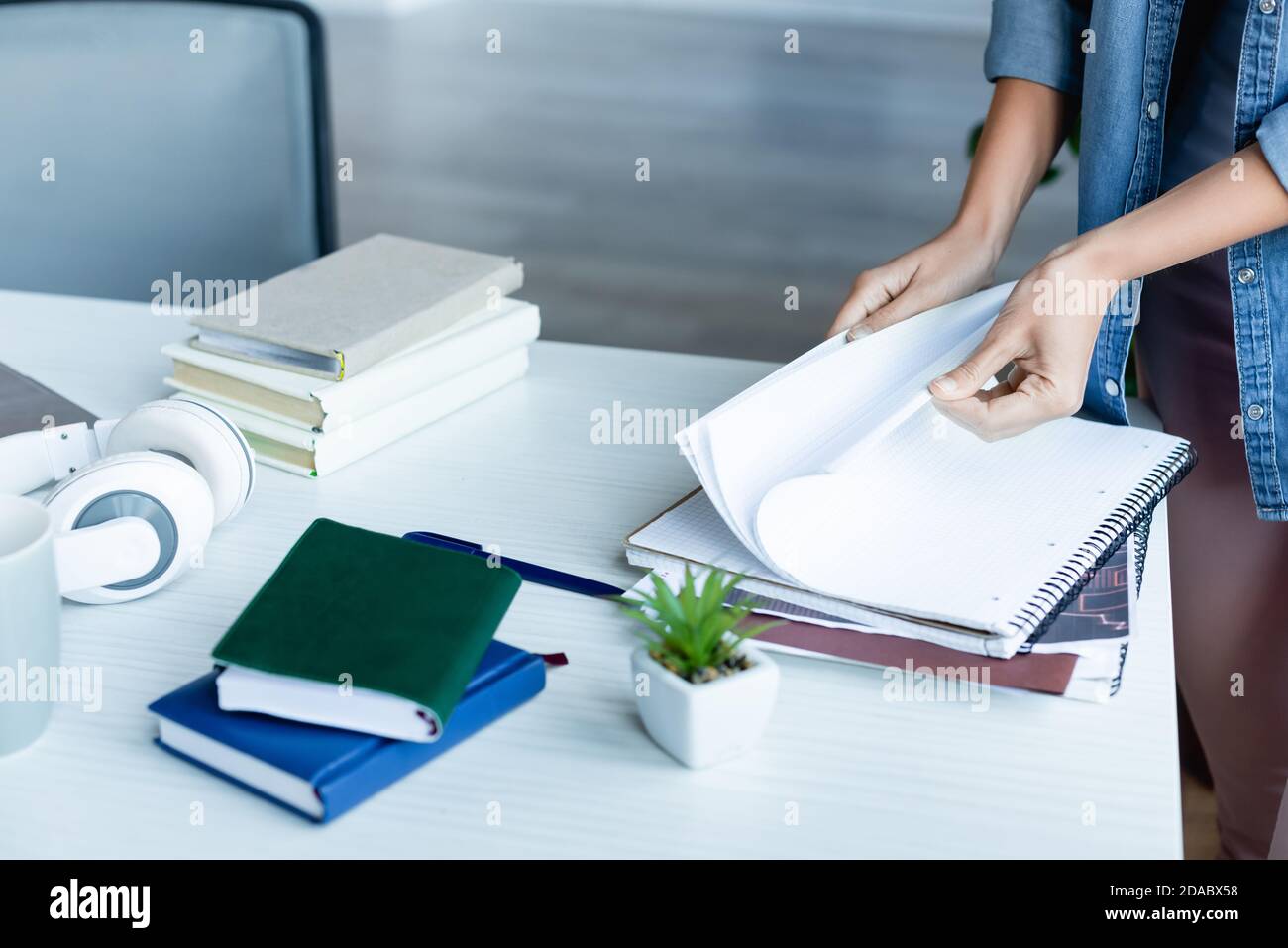 Turning pages hi-res stock photography and images - Alamy