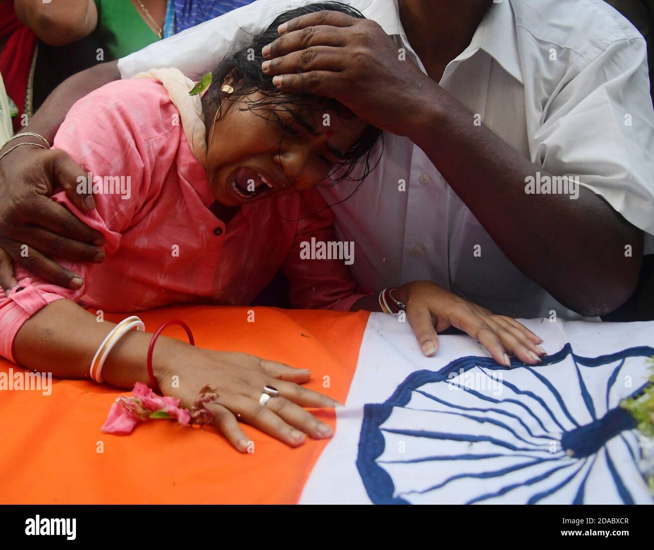 Wife breaks down crying after seeing the body of her husband Jawan ...