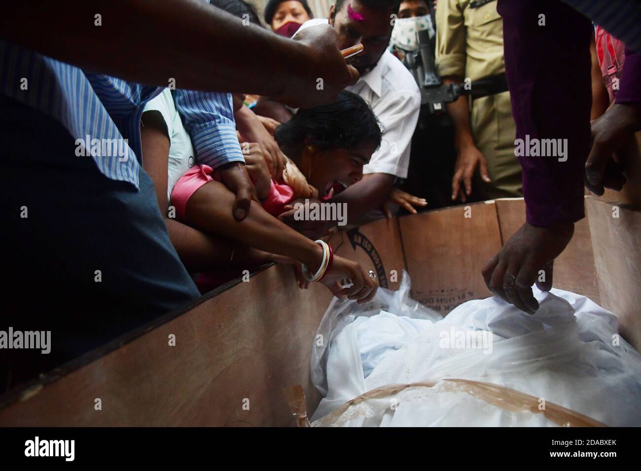 Wife breaks down crying after seeing the body of her husband Jawan ...