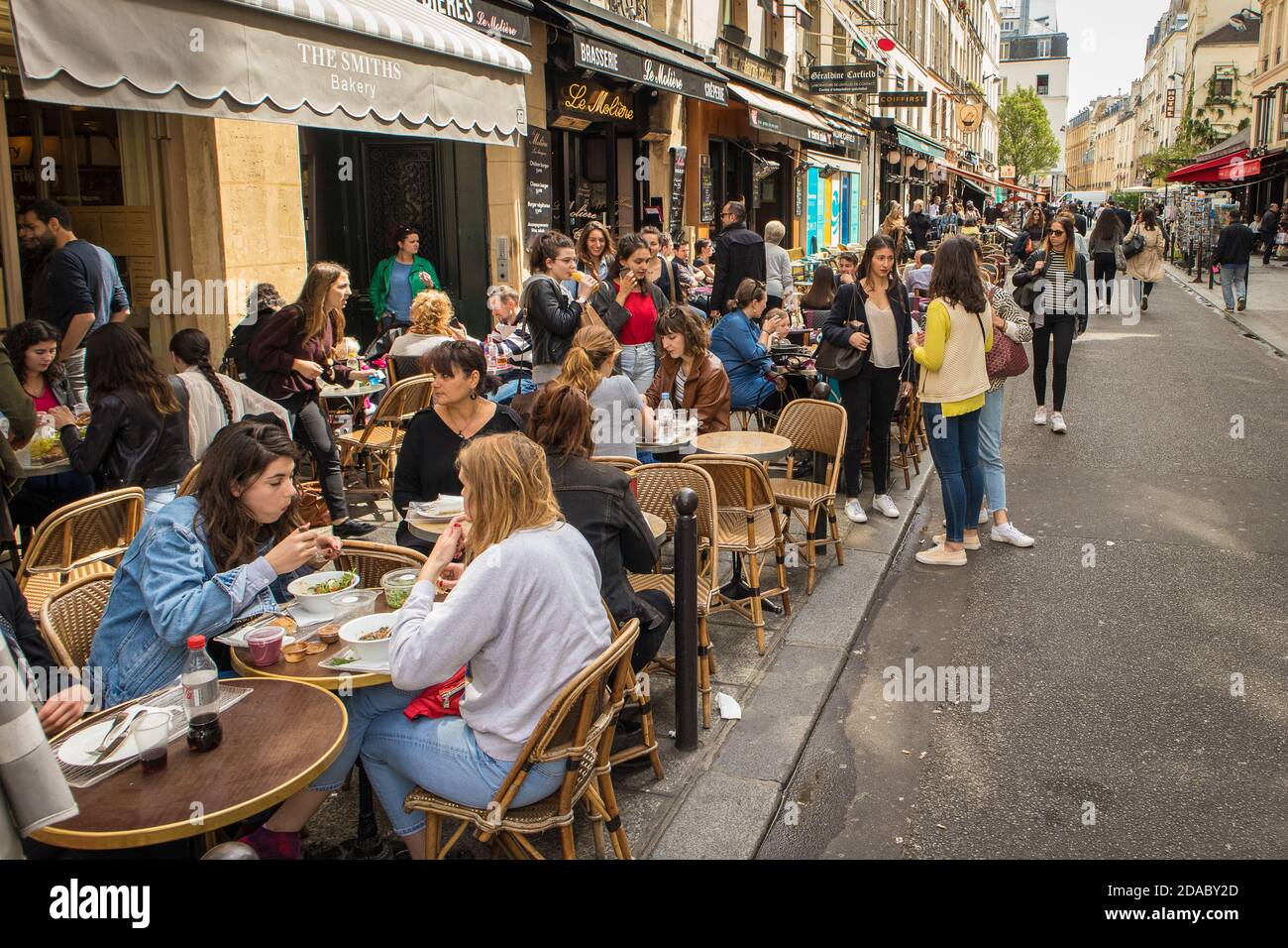 Outdoor restaurants in a street in Paris Stock Photo - Alamy