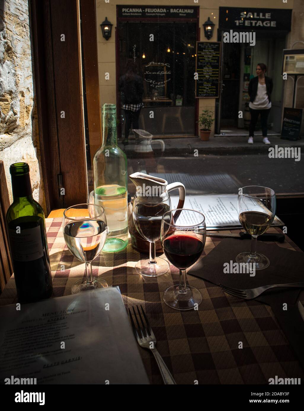 Restaurant table in Paris Stock Photo - Alamy