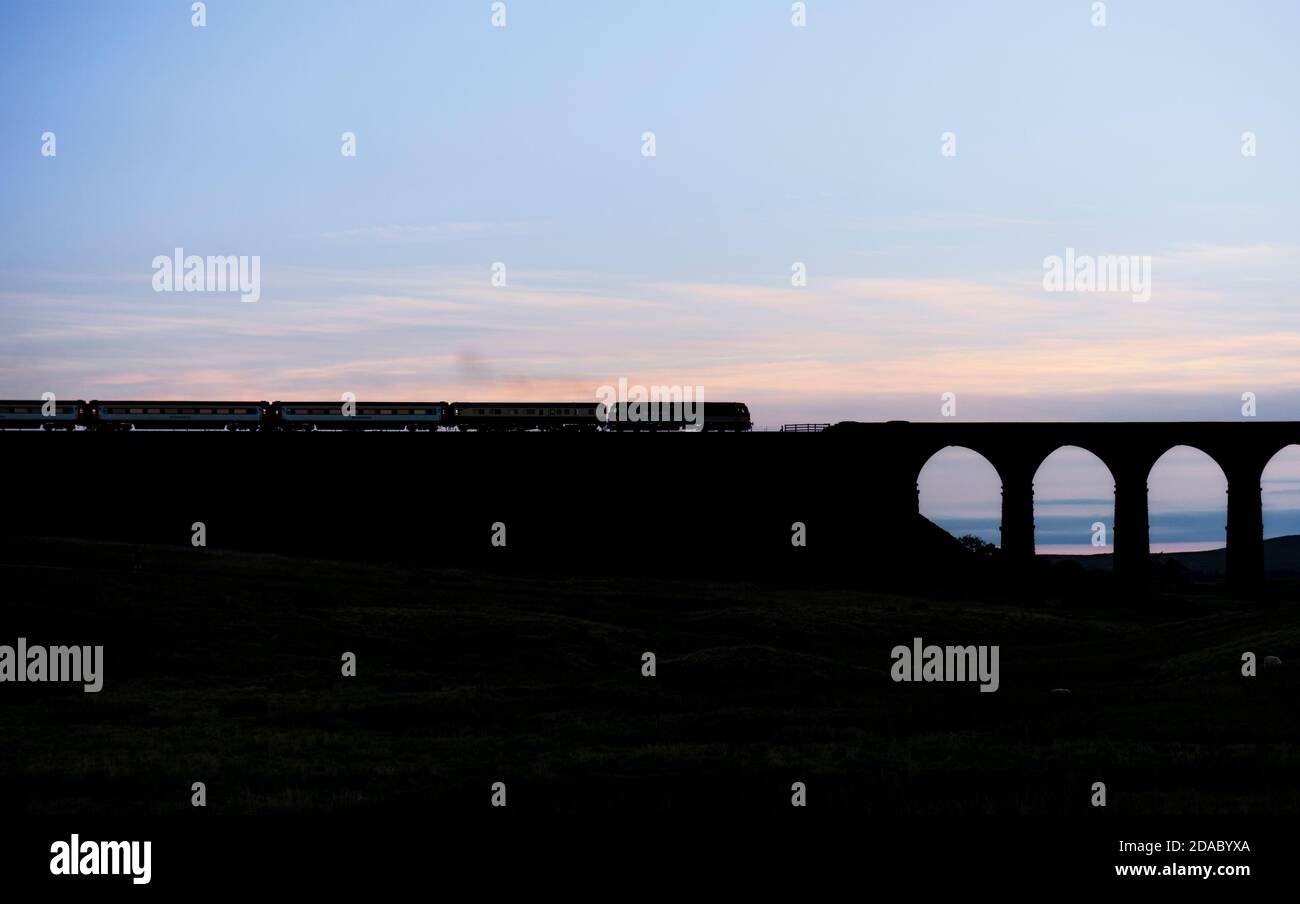 Locomotive services class 47 locomotive 47712 passing Ribblehead ...