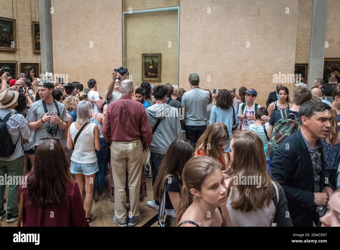 Viewing the Mona Lisa in the main gallery of the Louvre in Paris Stock ...