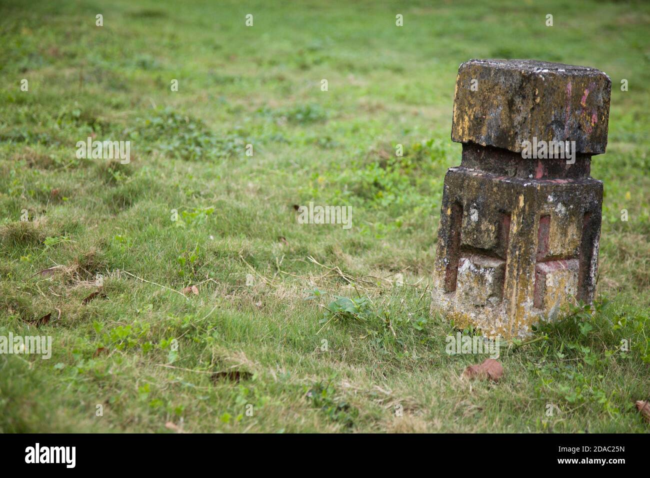 Yellow fire hydrant and sign hi-res stock photography and images - Alamy