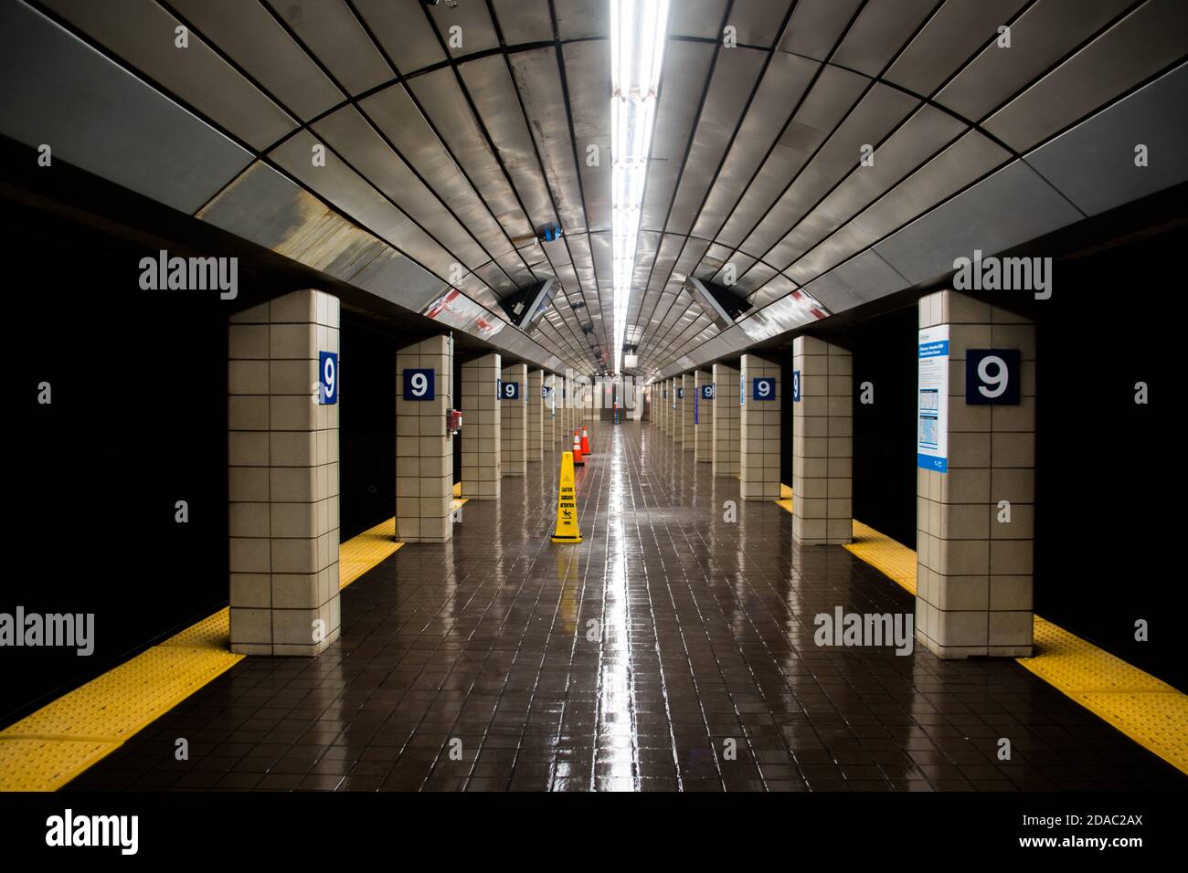 Dark subway platform hi-res stock photography and images - Alamy