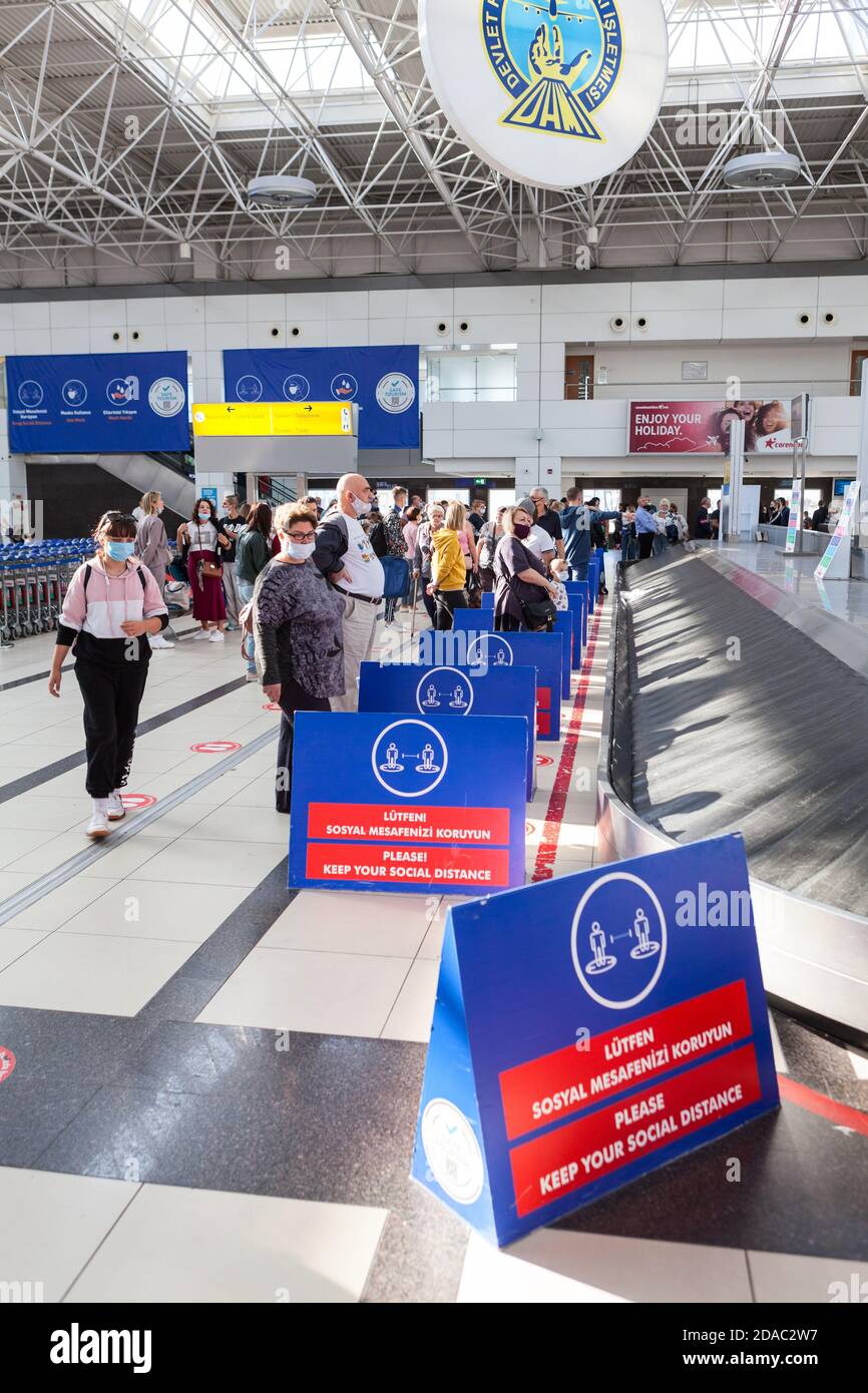 Airport notice boards hi-res stock photography and images - Alamy