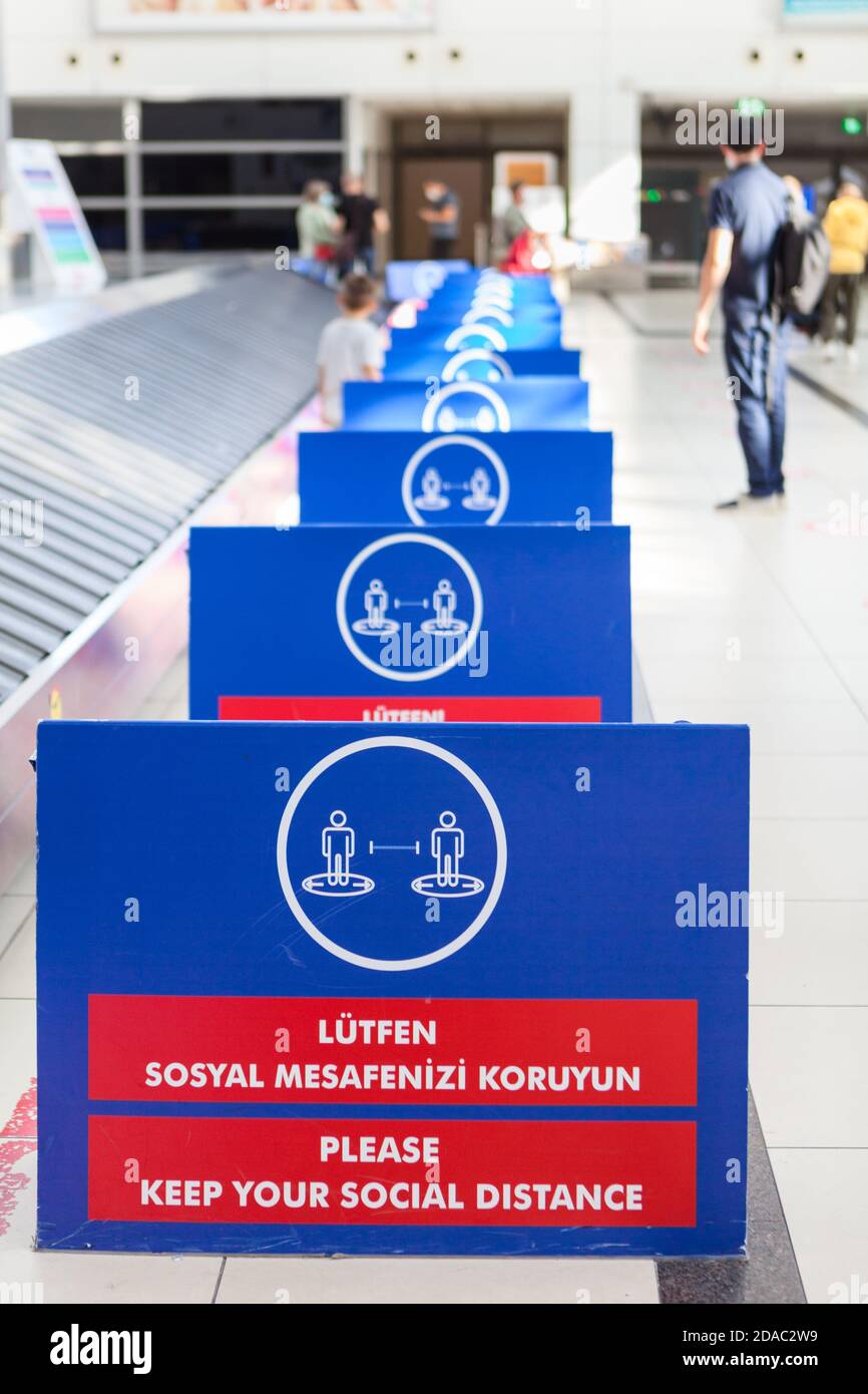 Passengers signs airport luggage hi-res stock photography and images ...